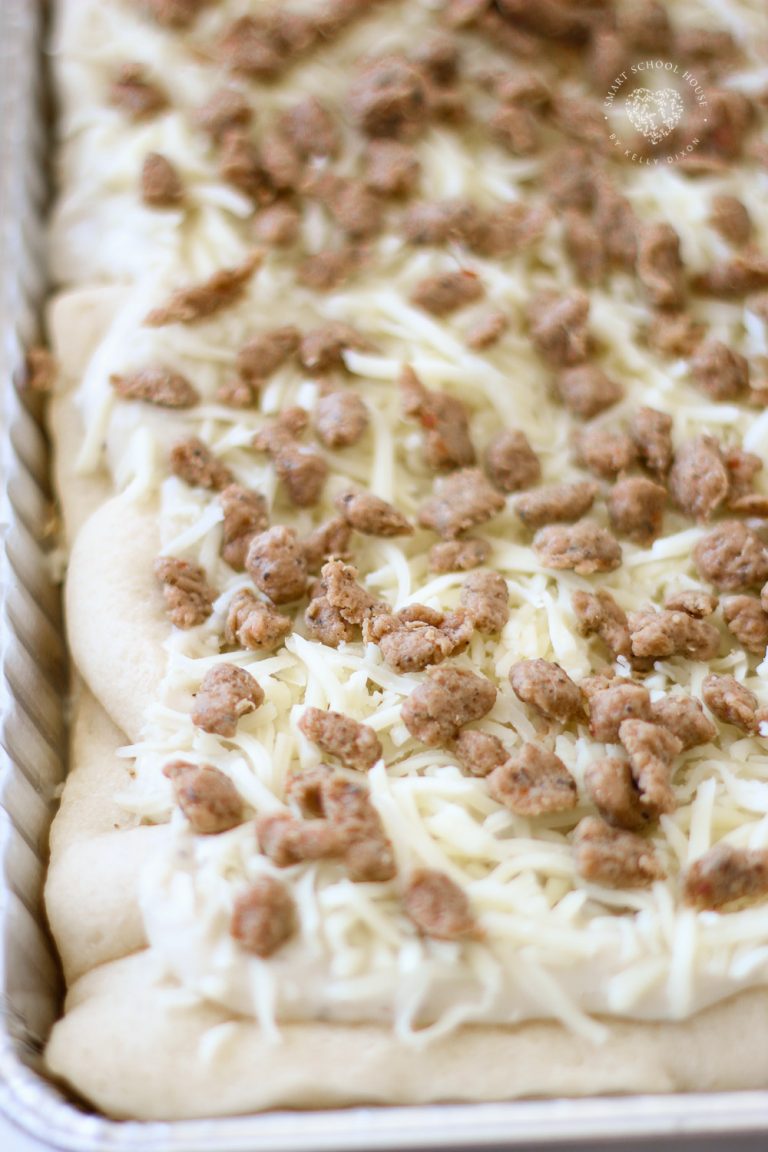 THE BEST Breakfast Pizza Recipe with Sausage Gravy